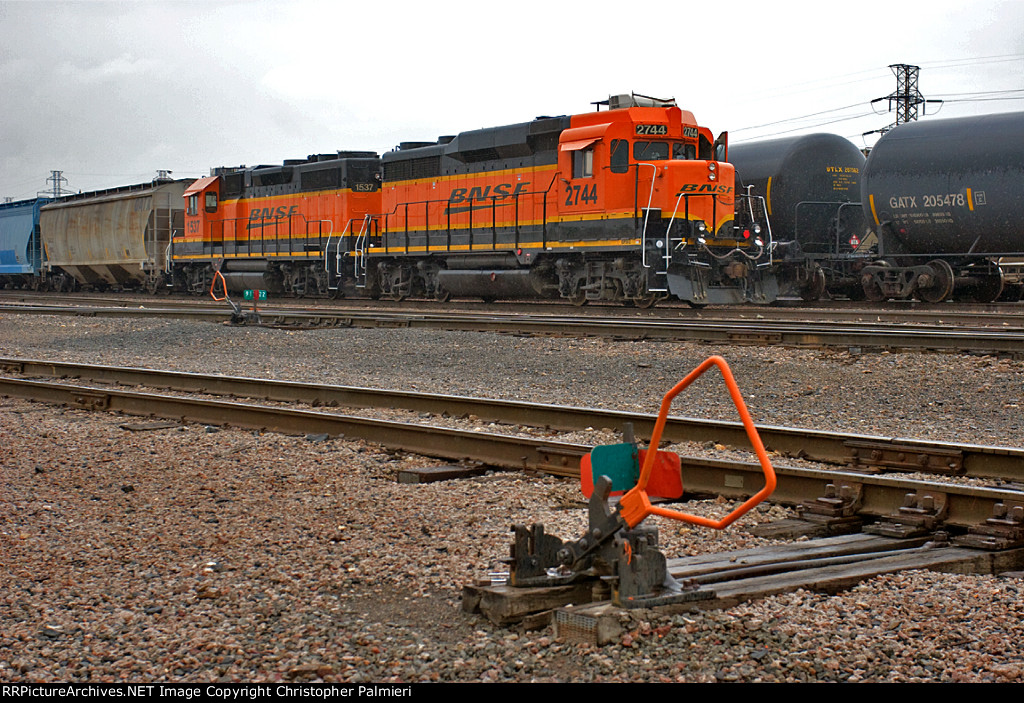 BNSF 2744 and BNSF 1537